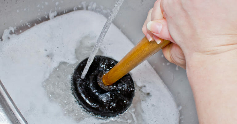 Rensa avloppet – 5 knep som löser stoppet snabbt och effektivt