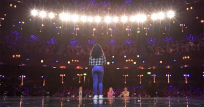 12-årig flicka vågar sig på en riktig klassiker – efter 7 ord är Simon ...