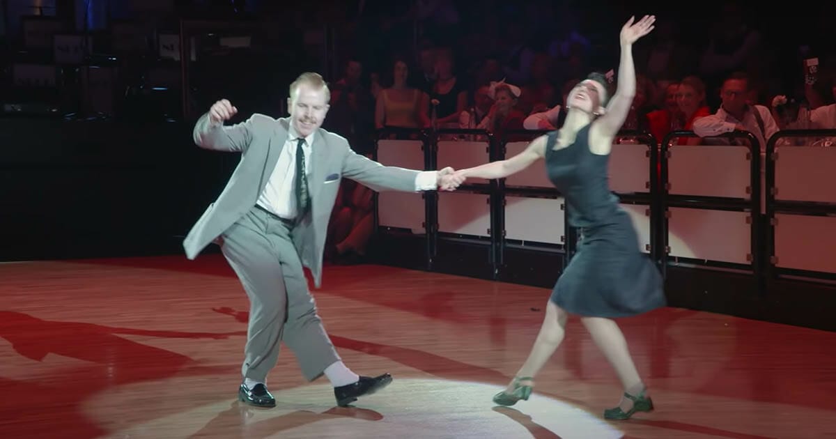 Alla jublar när paret börjar dansa till låten från "Dirty Dancing"